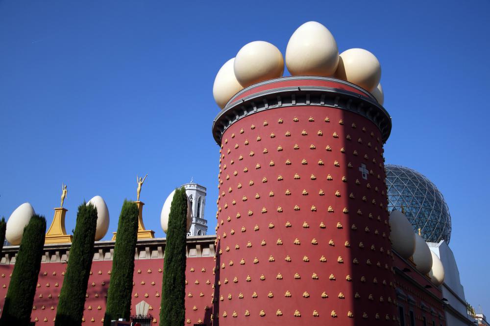What is Surrealism? (with pictures)